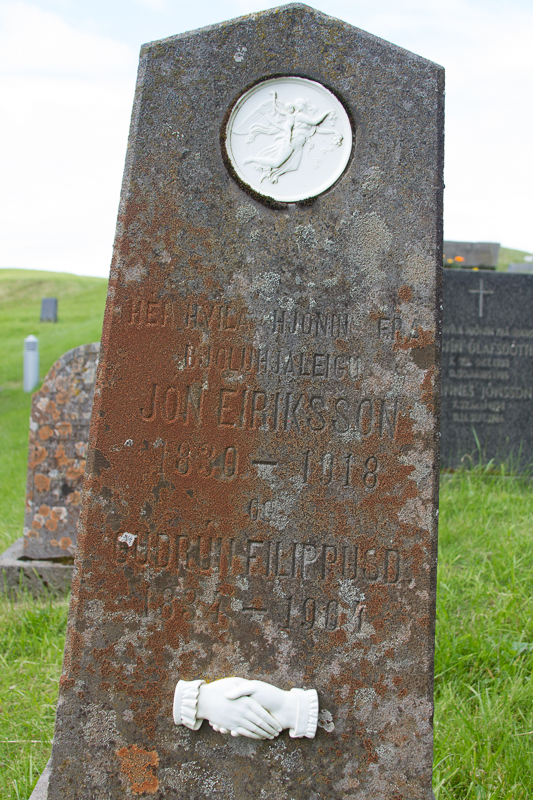 Legsteinn í Oddakirkjugarði - :: Ágúst H. Bjarnason